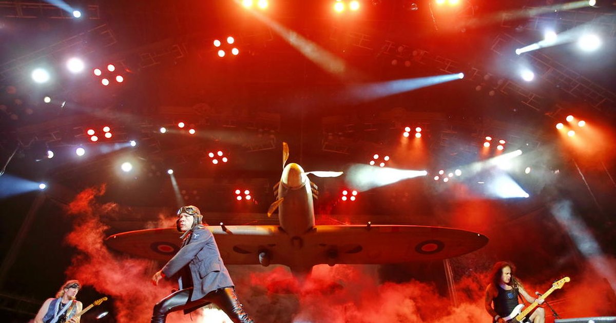 Bruce Dickinson, do Iron Maiden, xinga fã por acender sinalizador ... Bruce Dickinson, do Iron Maiden, xinga fã por acender sinalizador ...