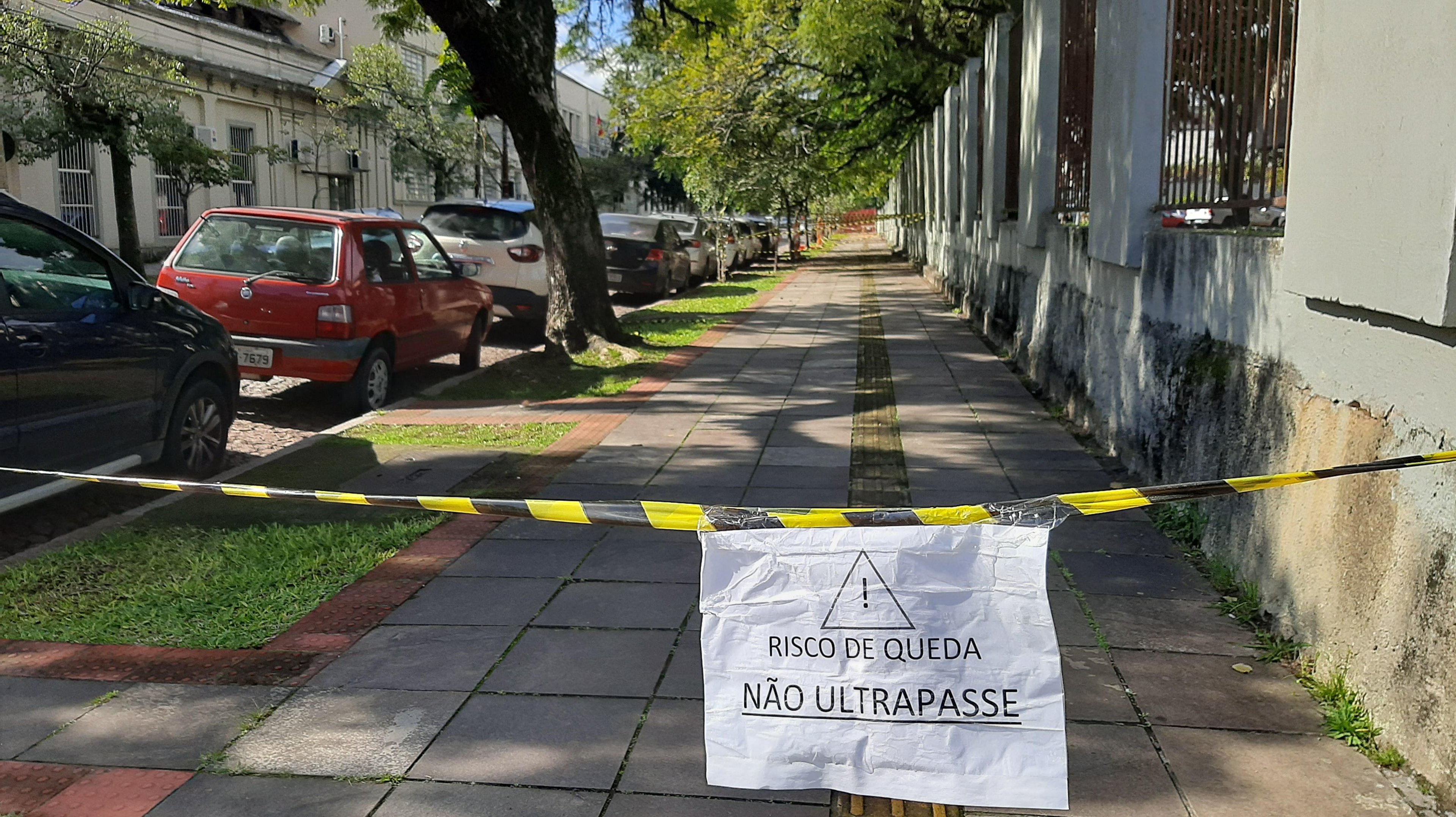 Após queda parcial de muro de quartel, calçada segue interditada no ...
