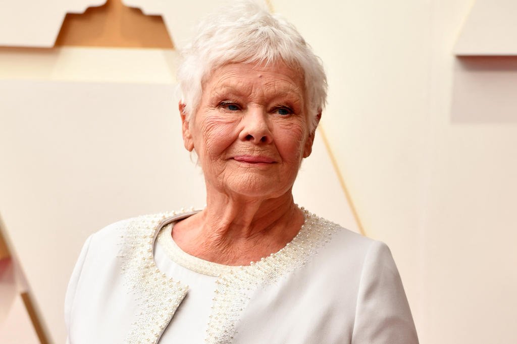 Judi Dench diz que não consegue ler nem cortar própria comida por conta ...