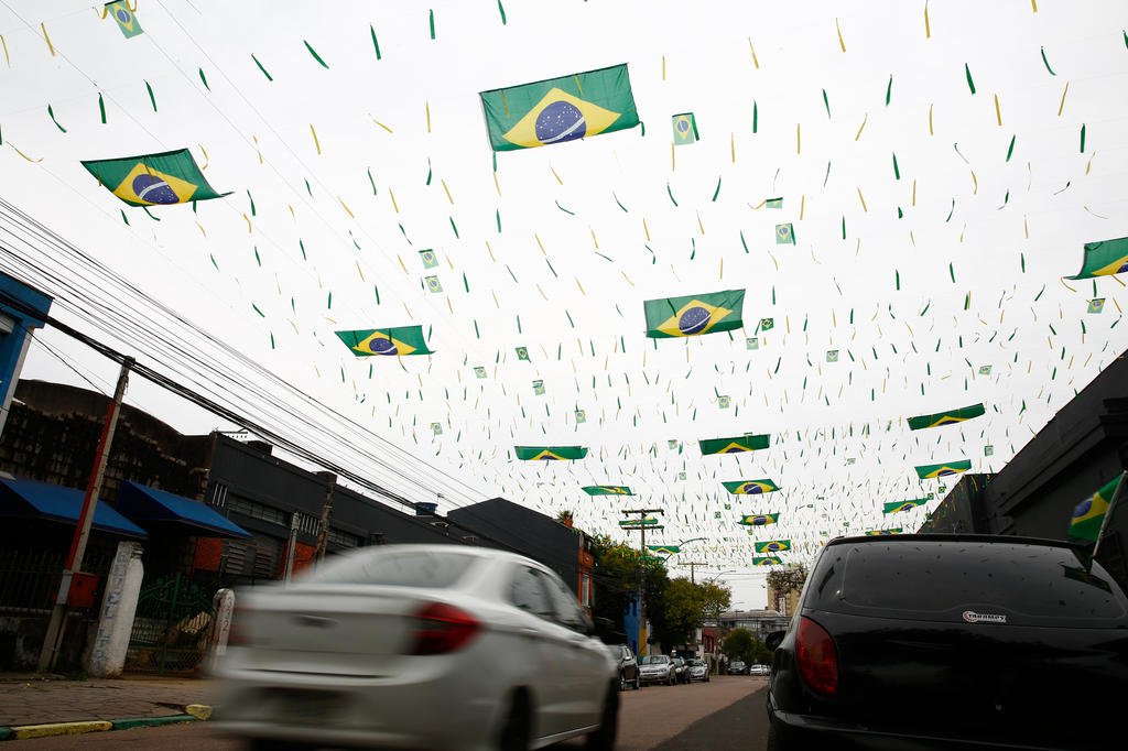Decorada para a Copa do Mundo, rua no 4º Distrito terá transmissão e ...