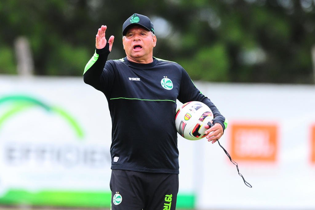 Celso Roth define duas formações antes de jogo-treino do Juventude ...