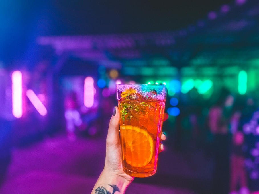 Bar movimentado do 4º Distrito abre na Praia de Atlântida, com um menu ...