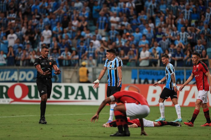 Grêmio cobra comissão de arbitragem da FGF por postura do Brasil-Pel na ...
