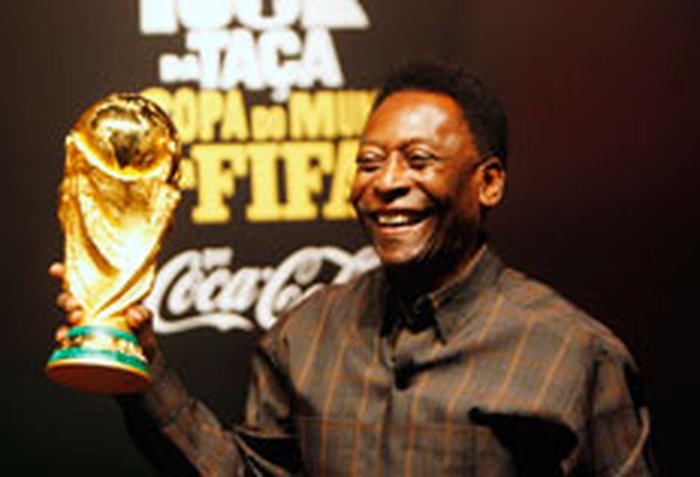 Pele Segurando A Copa Do Mundo Pelé Conviveu Com Lesões Em 1962 E