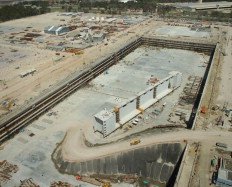 Porta batel se aproxima da posição final no dique seco | Pioneiro